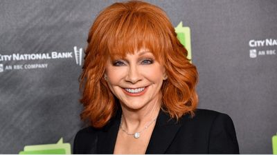 Does Reba Mcentire Wear Wigs? – KLAIYI